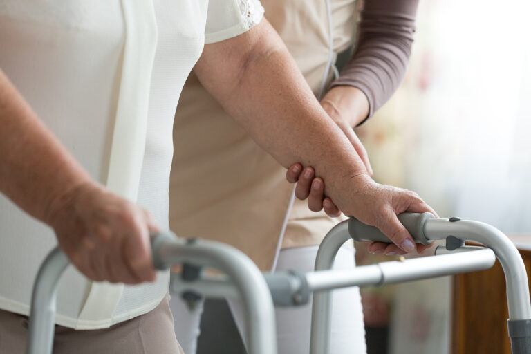 How To Use A Walker Properly: A Step-by-Step Guide for Seniors - Senior ...
